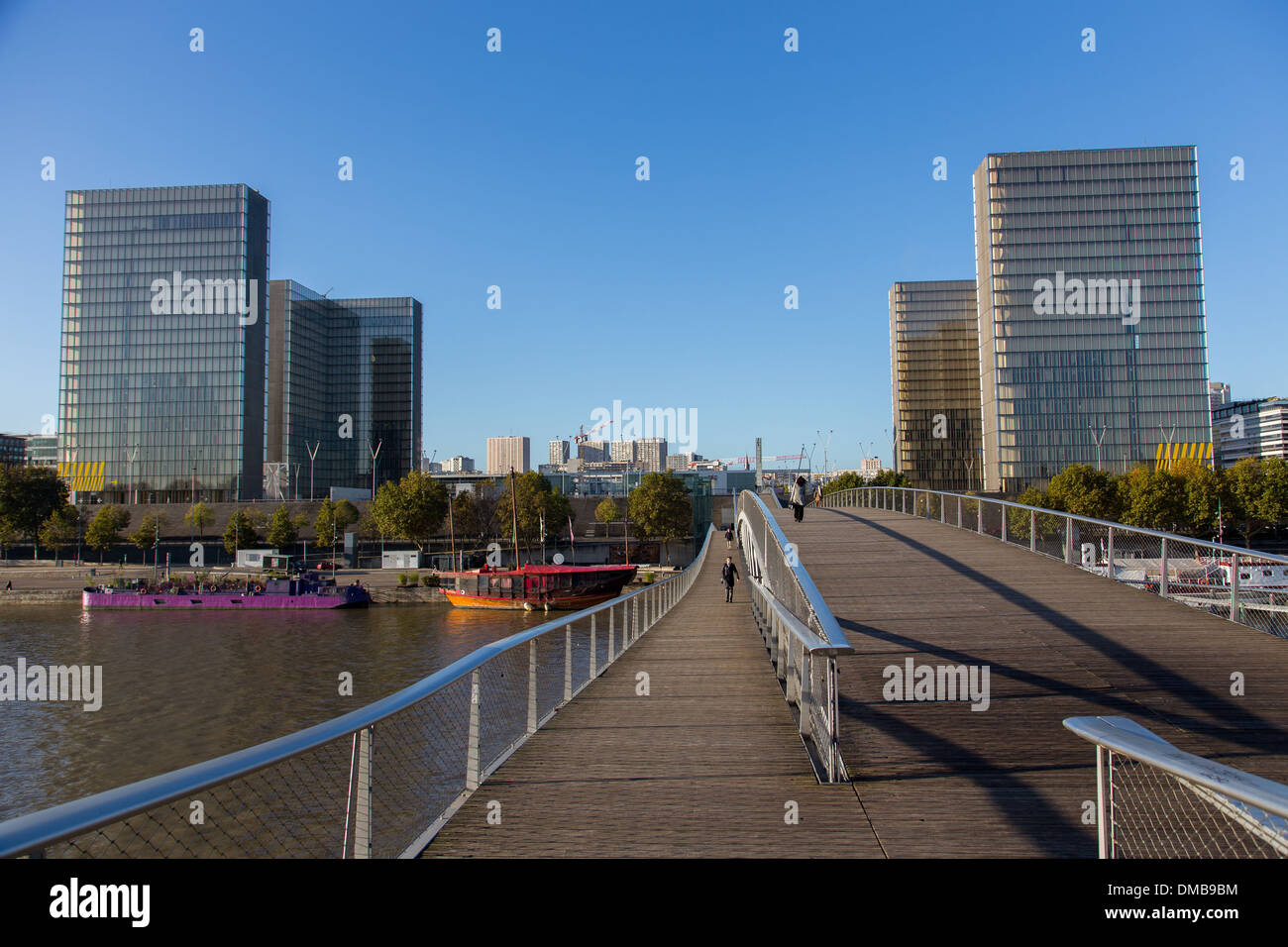 SIMONE DE BEAUVOIR FOOTBRIDGE AND THE FRANCOIS MITTERRAND LIBRARY ...