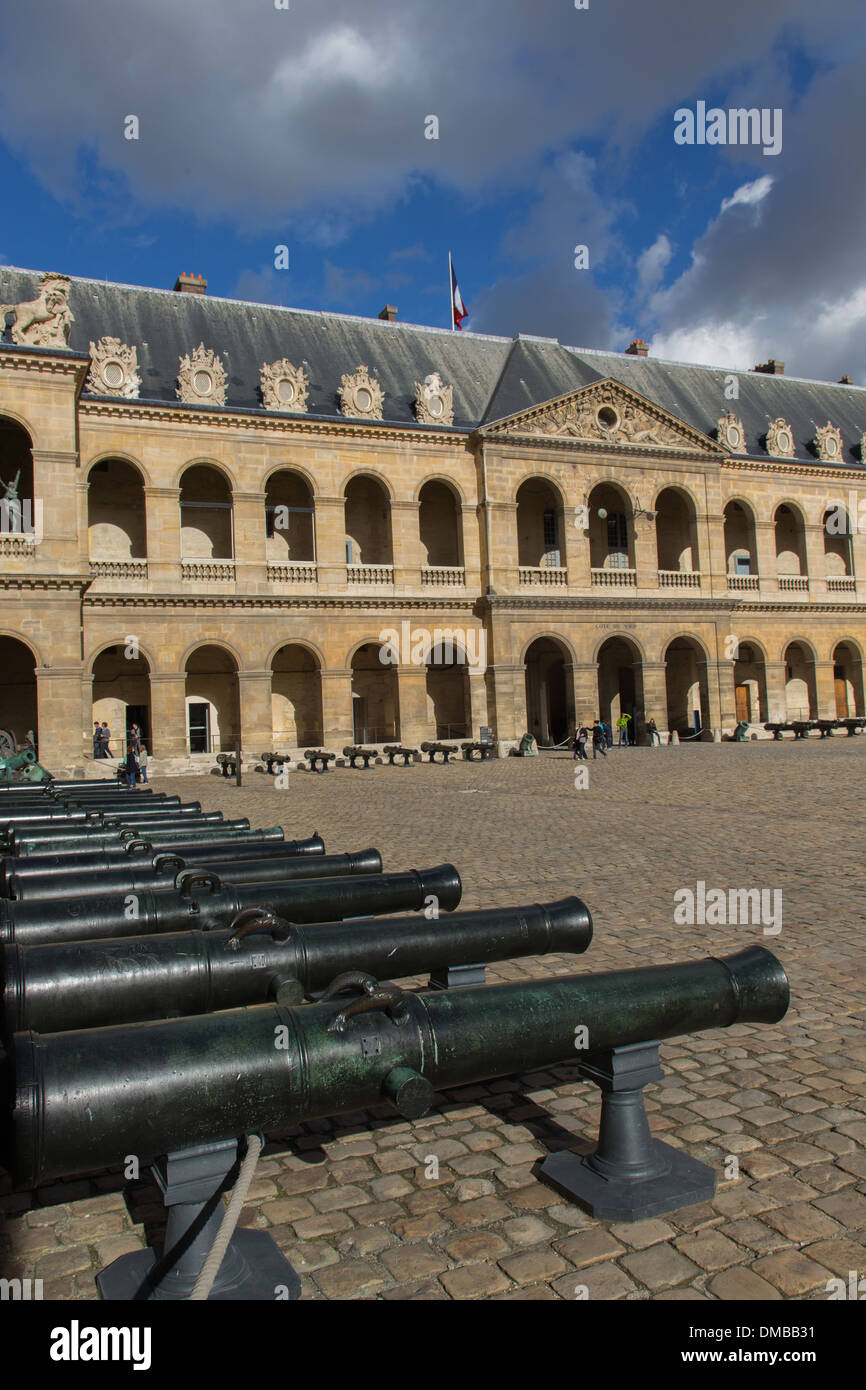 Arms courtyard hi-res stock photography and images - Alamy