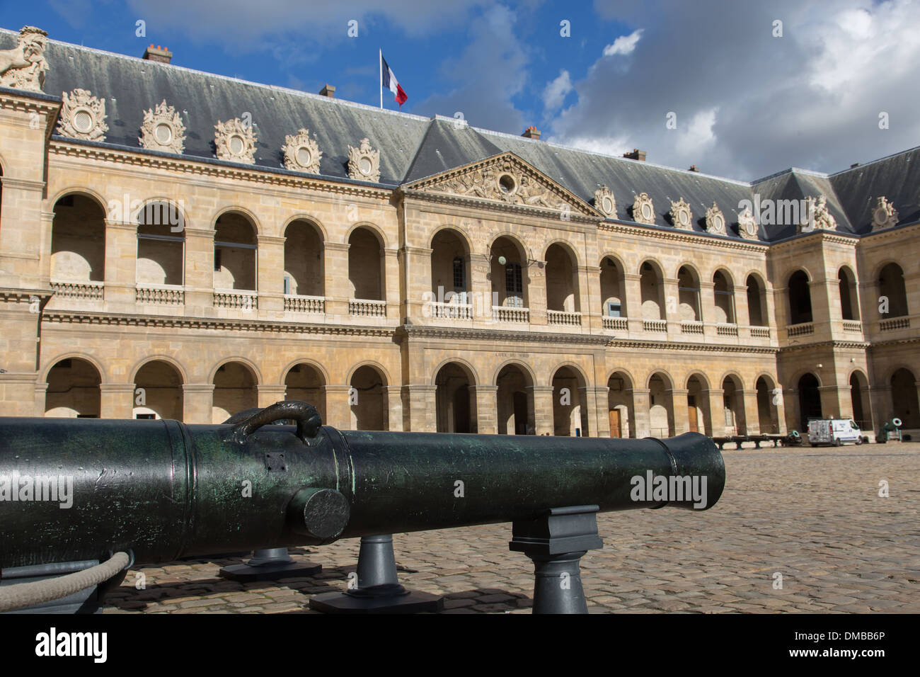 COURTYARD OF LES INVALIDES, HOTEL NATIONAL DES INVALIDES, FOUNDED BY ...