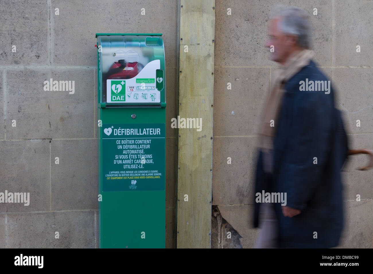 Automated external defibrillator man hi-res stock photography and ...