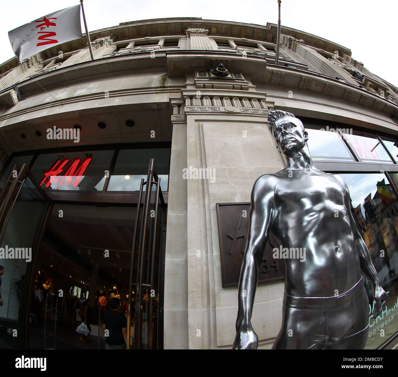 A statue of David Beckham has been unveiled outside H&M on Regent ...