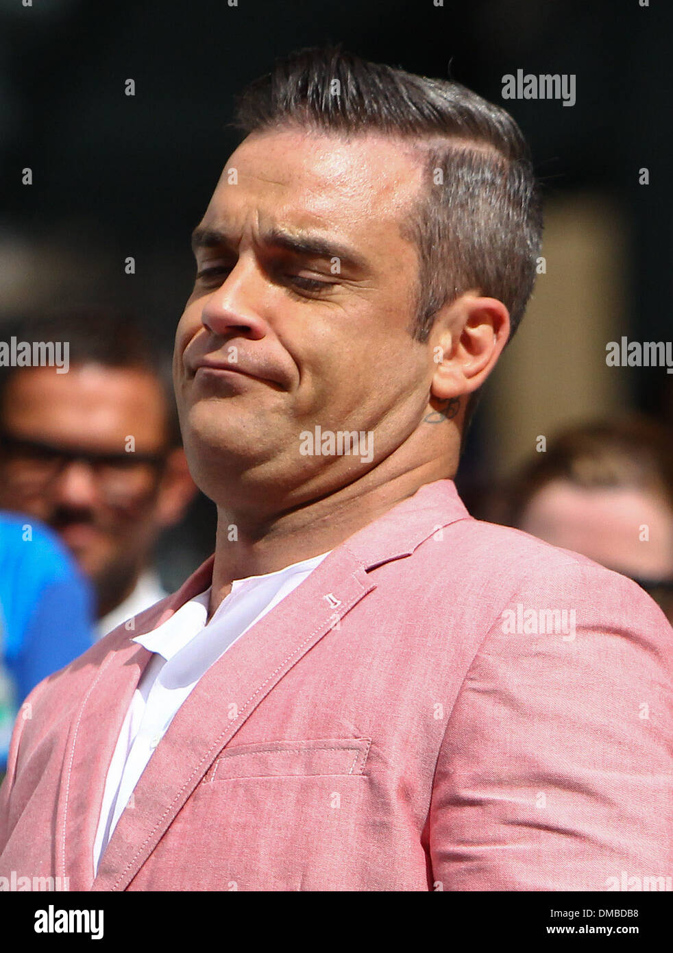 Robbie Williams films scenes for his new video in Spitalfields Market ...