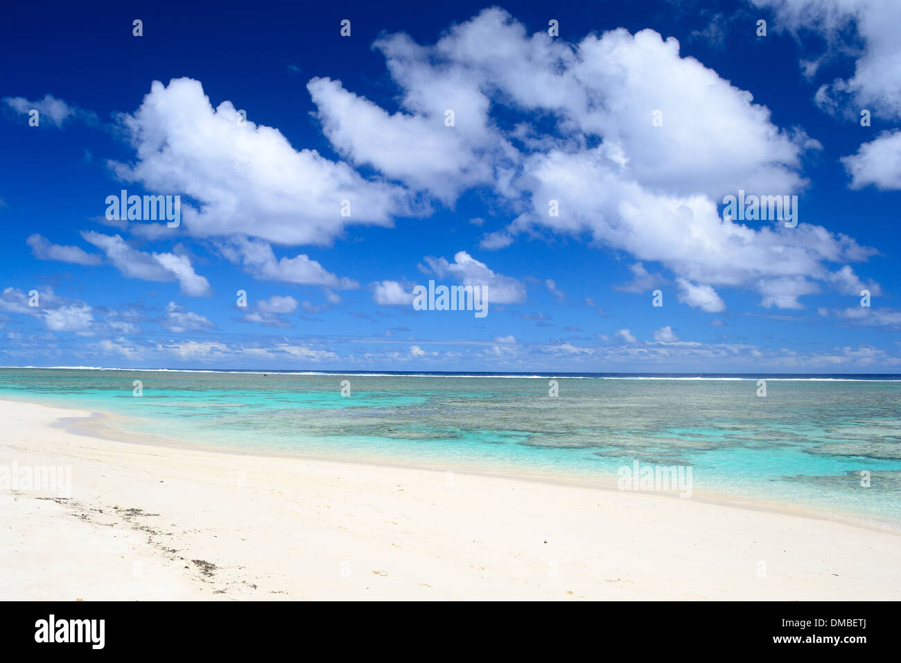 The gorgeous turquoise sea and desert beach in Rarotonga, Cook Islands ...