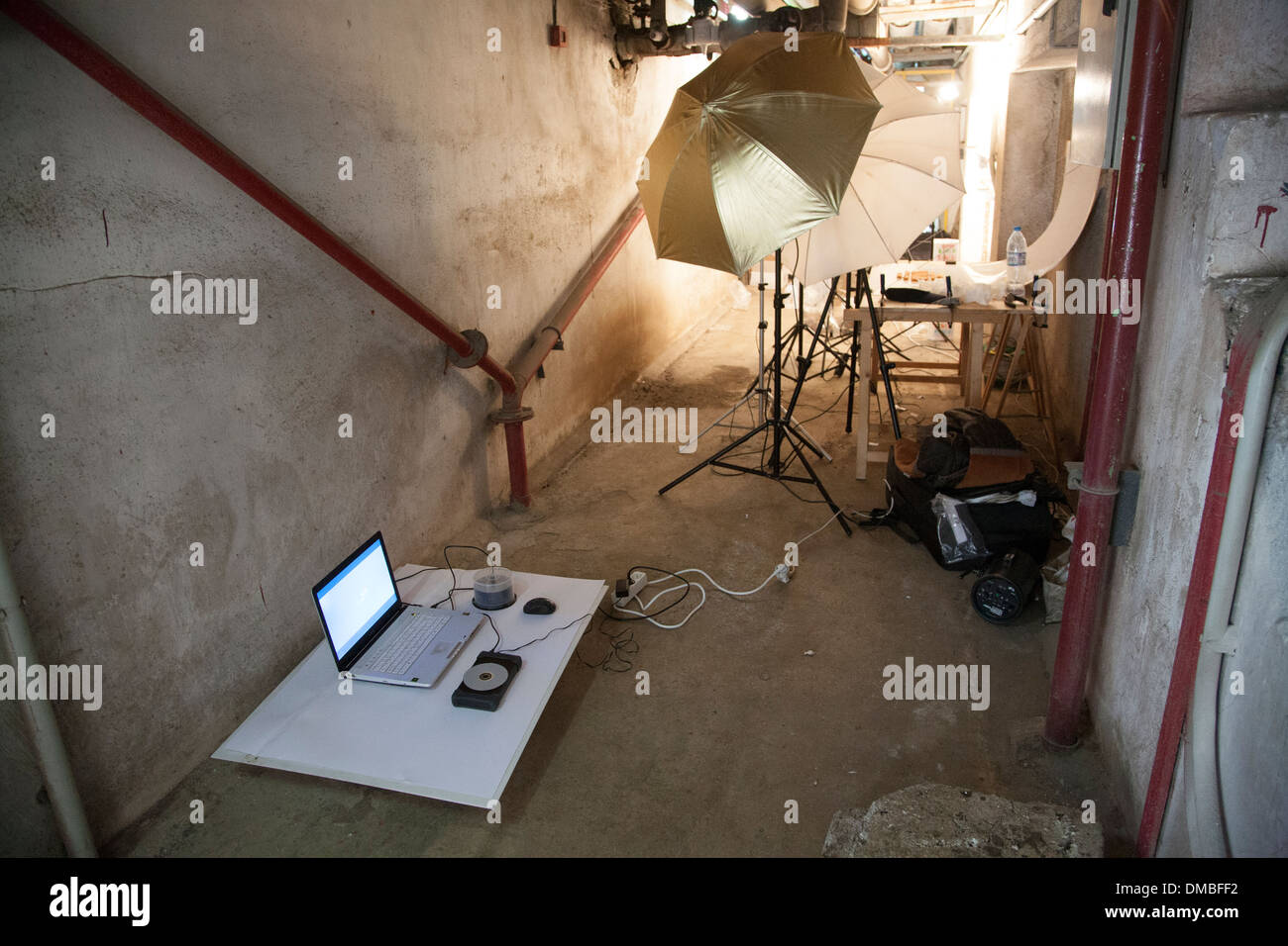 photoshoot laptop still life table umbrella flash commercial shooting ...