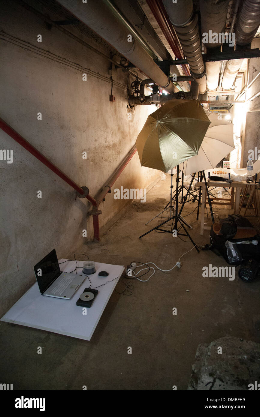 photoshoot laptop still life table umbrella flash commercial shooting ...