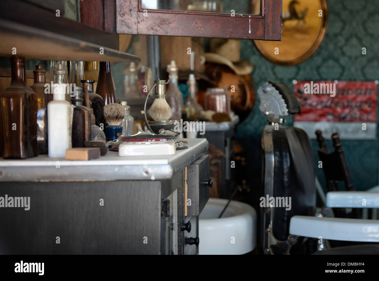 Old fashioned barber shop hi-res stock photography and images - Alamy