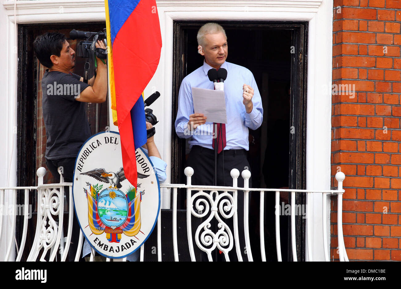 Julian Assange makes a statement from balcony of Ecuadorian Embassy in ...