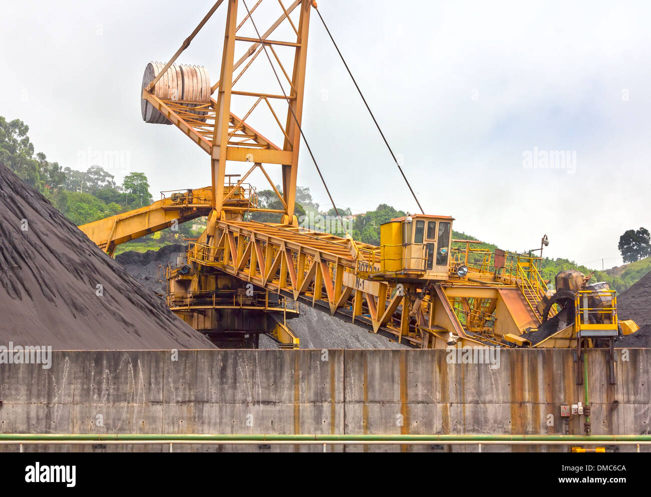 A huge excavator wheel hi-res stock photography and images - Alamy