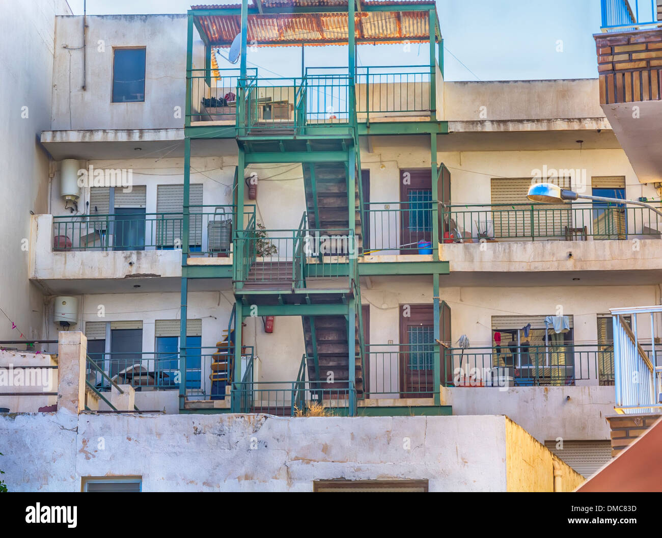 Rundown apartment building hi-res stock photography and images - Alamy
