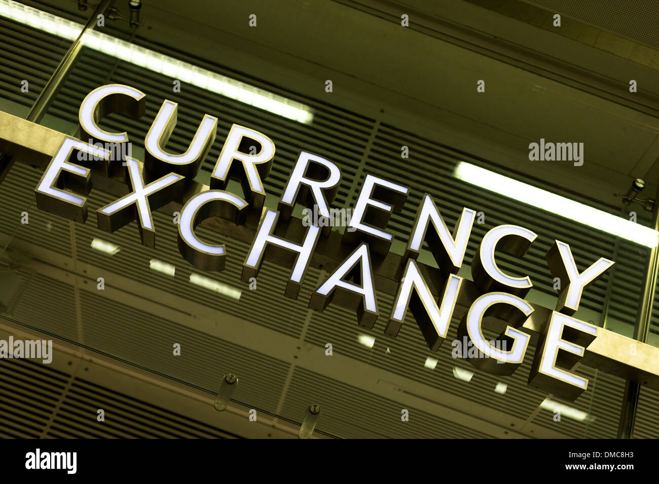 Currency exchange sign hi-res stock photography and images - Alamy