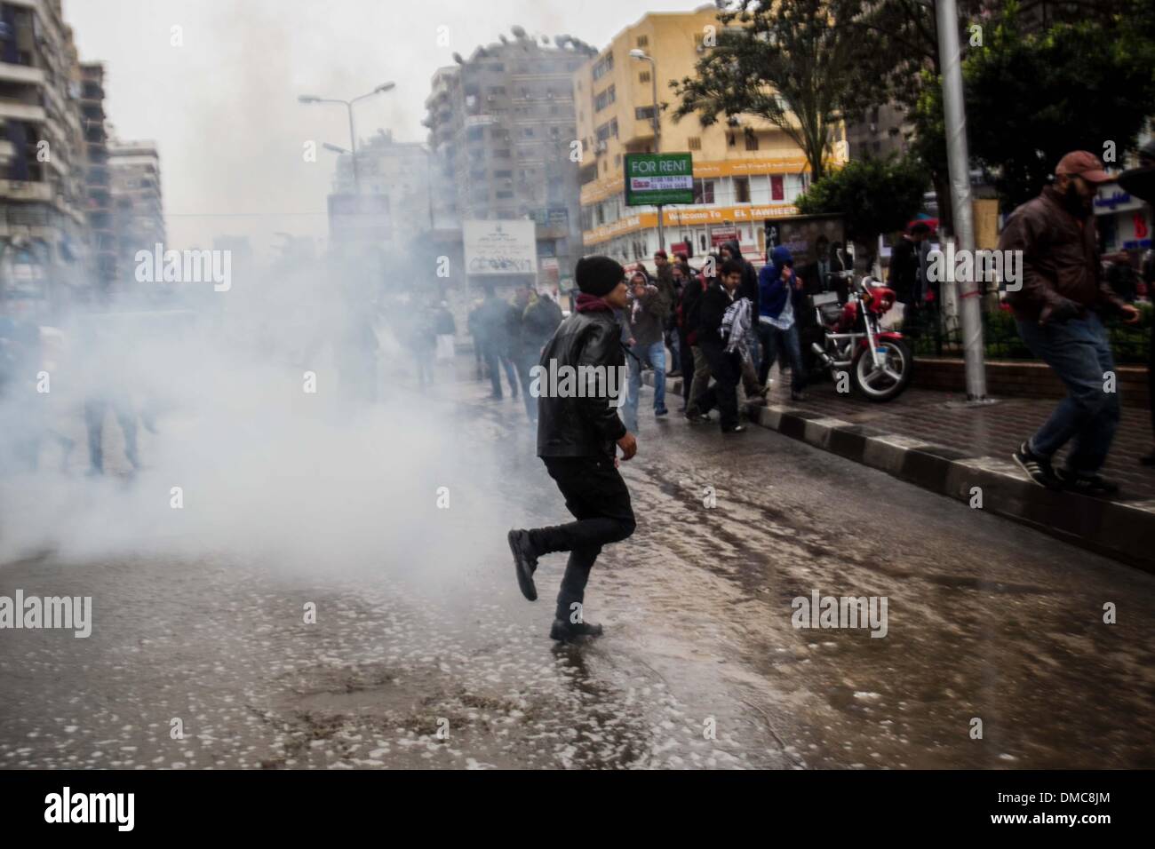 Cairo, Egypt. 13th Dec, 2013. Anti-military protestors clash with riot ...