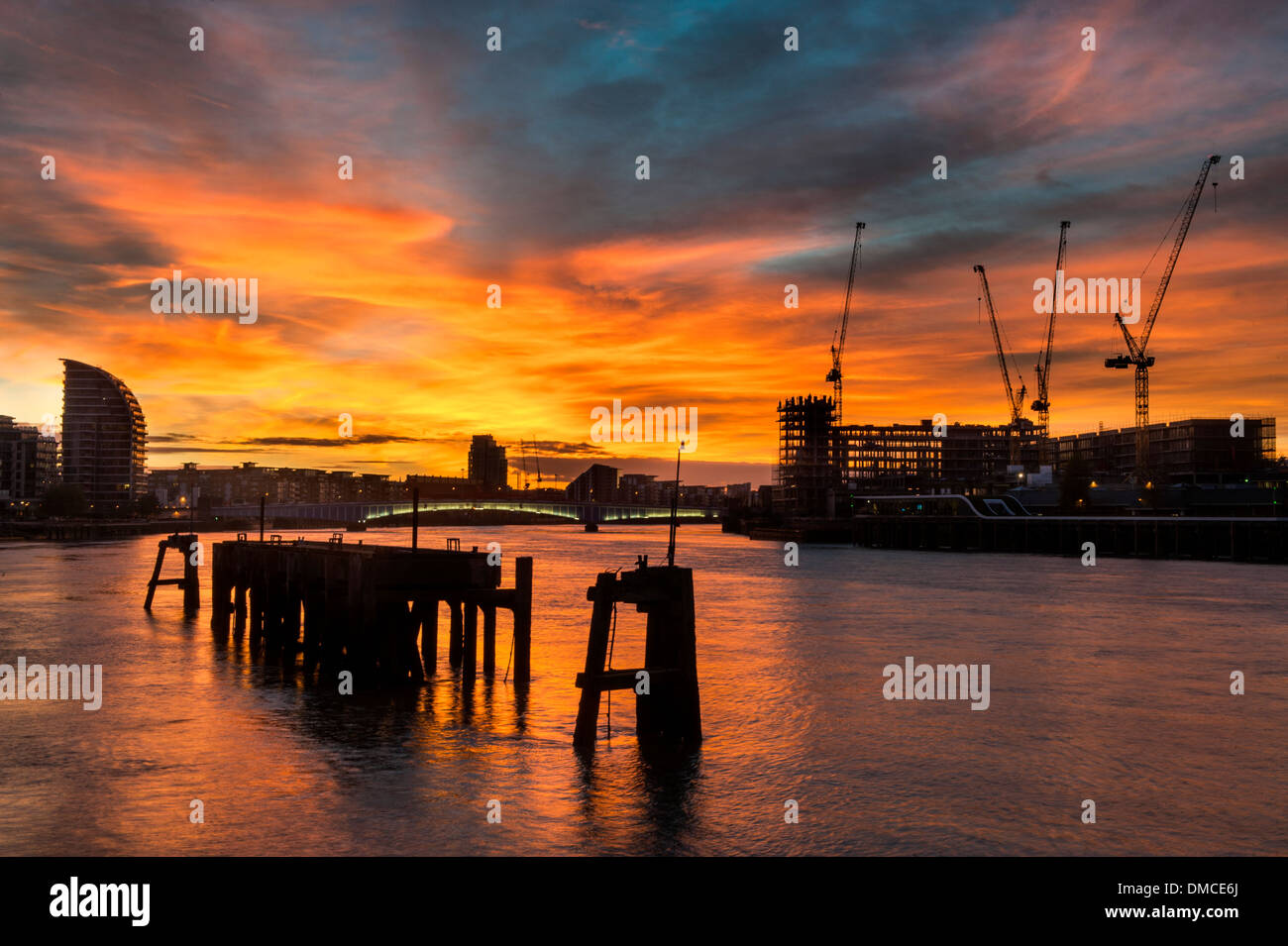 A sunset over the River Thames in Wandsworth, London Stock Photo - Alamy