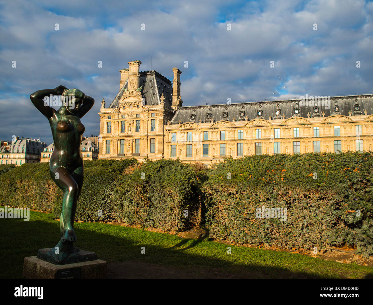 Statue of woman in louvre museum paris hi-res stock photography and ...