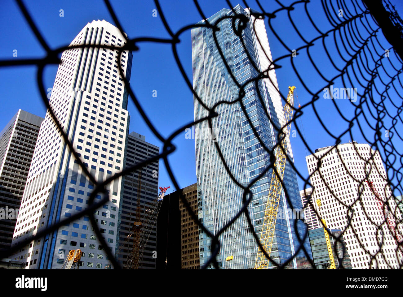 Construction site fence usa hi-res stock photography and images - Alamy