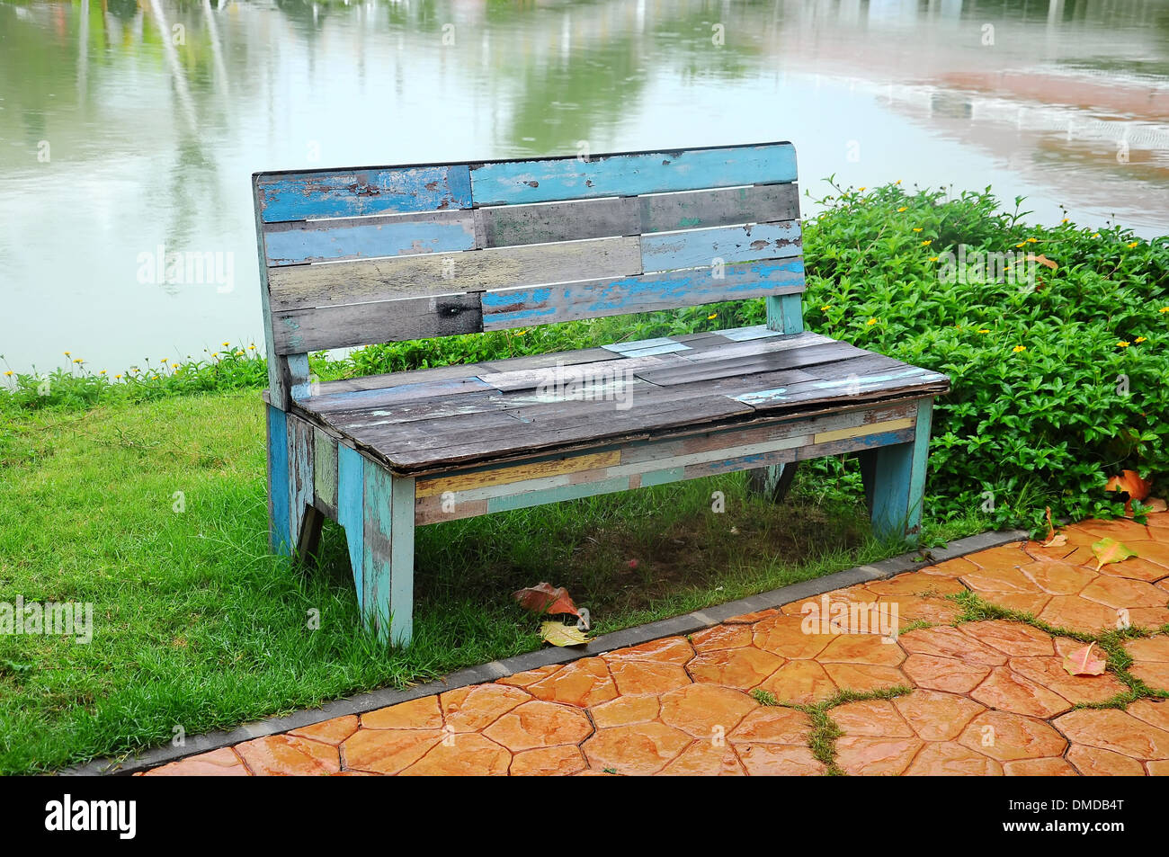 Empty wooden city bench hi-res stock photography and images - Alamy