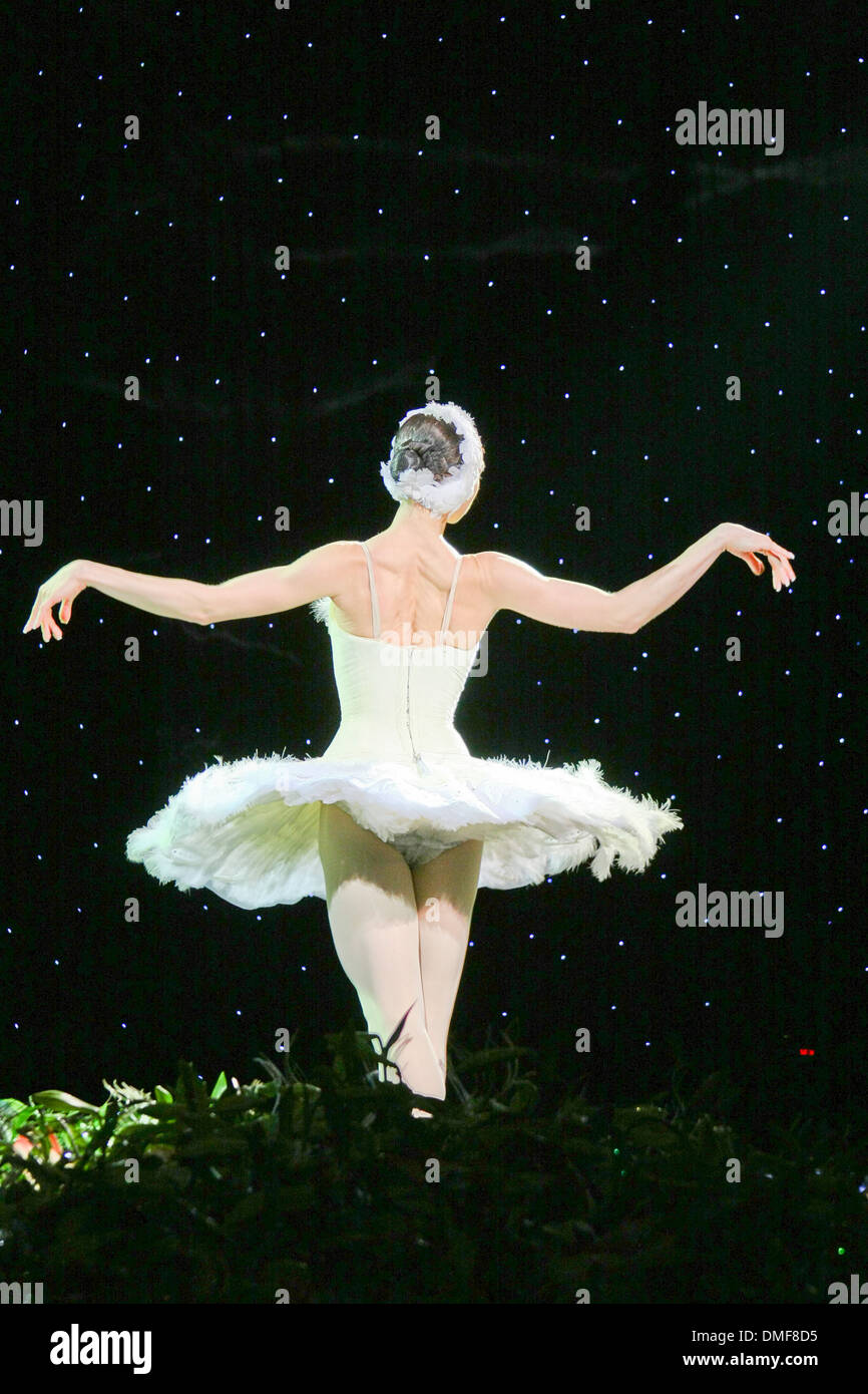 Ballerinas dancing on stage hi-res stock photography and images - Alamy