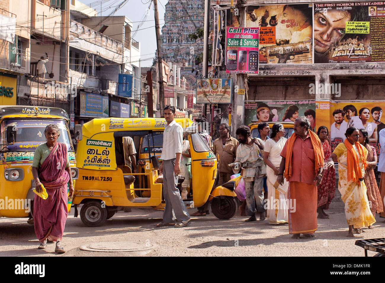 SCENE OF DAILY LIFE ON THE STREETS OF MADURAI, REGION OF TAMIL NADU ...