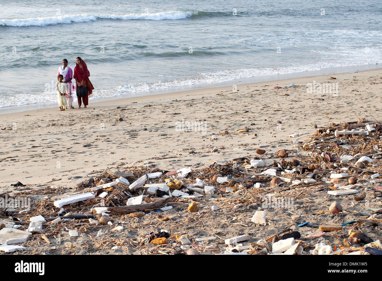 BEACH STREWN WITH GARBAGE IN COCHIN, KERALA, SOUTHERN INDIA, INDIA ...