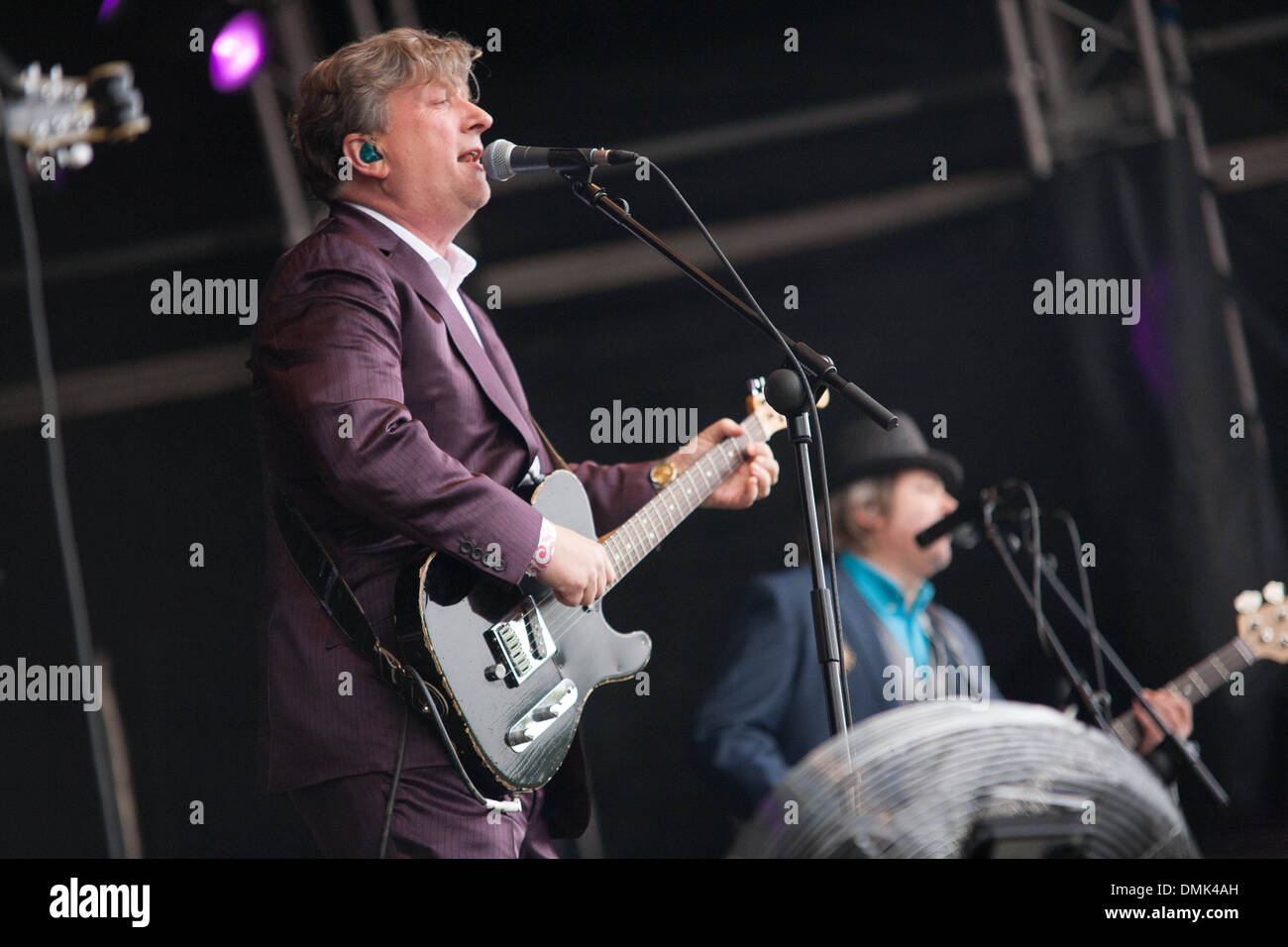 Squeeze live hi-res stock photography and images - Alamy