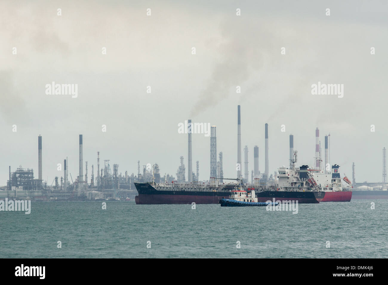 VUE OF THE OIL TANKER TERMINAL OF SINGAPORE WITH ITS TANKERS AND OIL ...