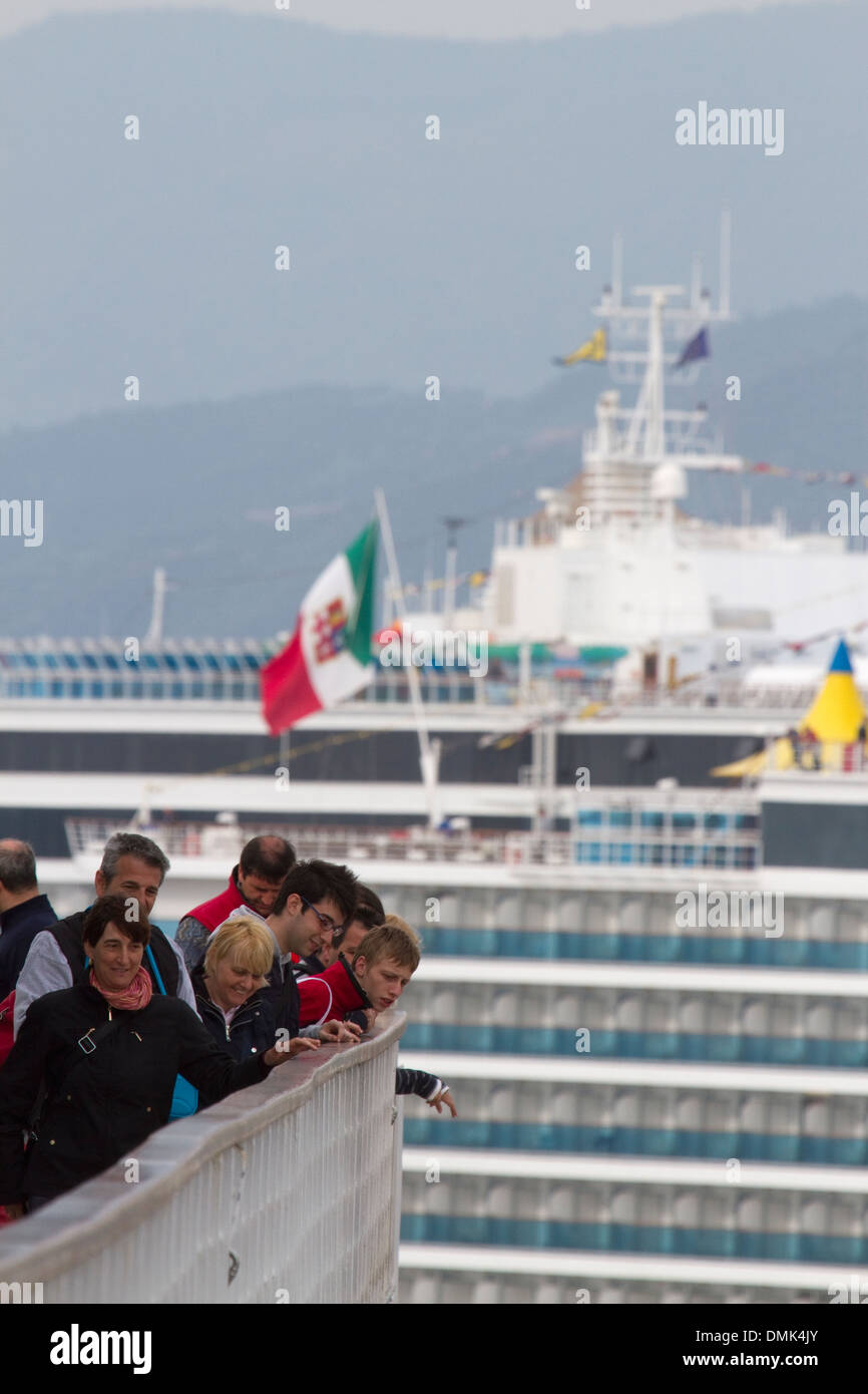 Cruise arrival hi-res stock photography and images - Alamy