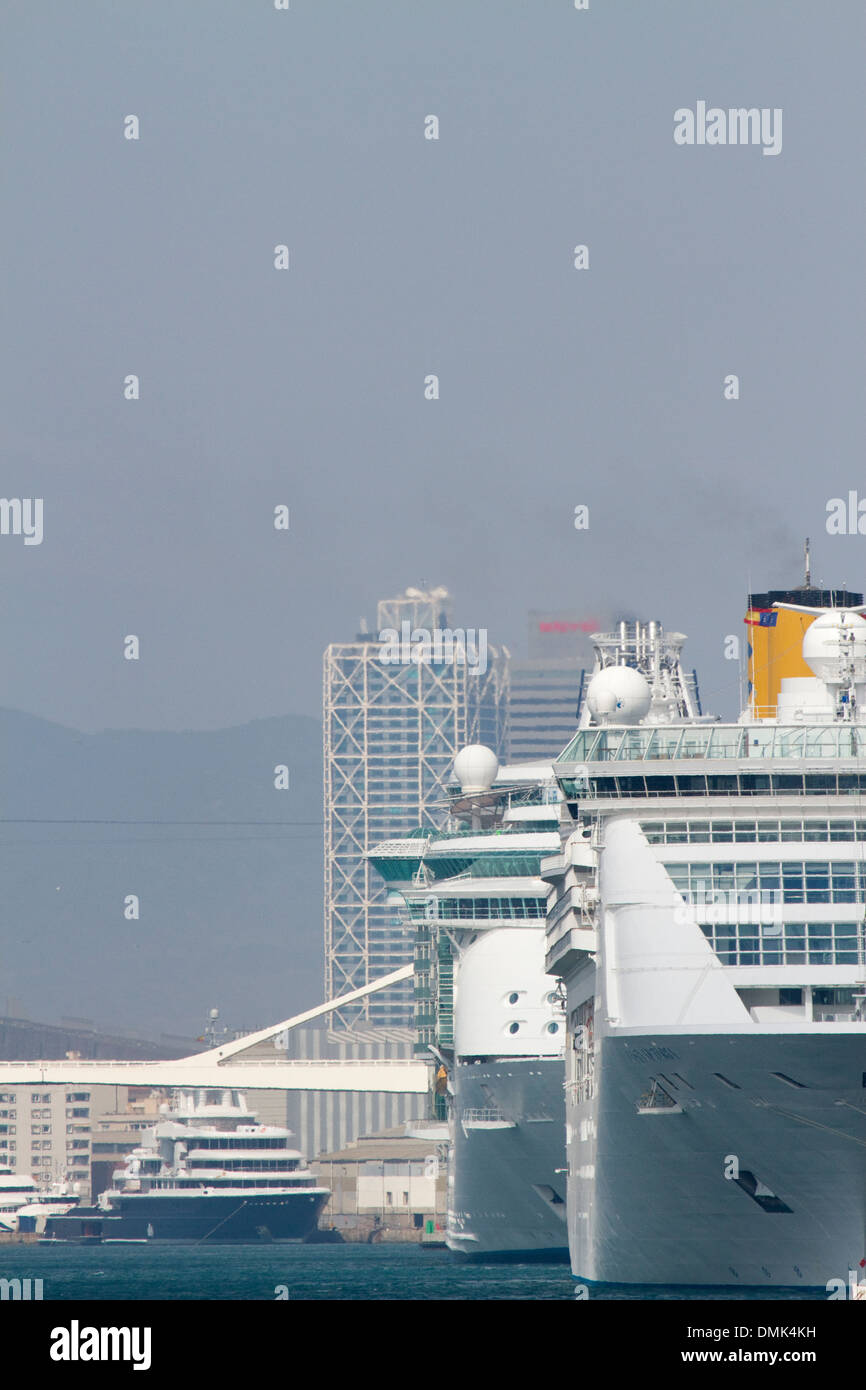 Barcelona cruise terminal hi-res stock photography and images - Alamy
