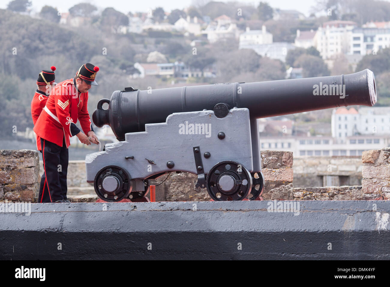 Cannon firing hi-res stock photography and images - Alamy