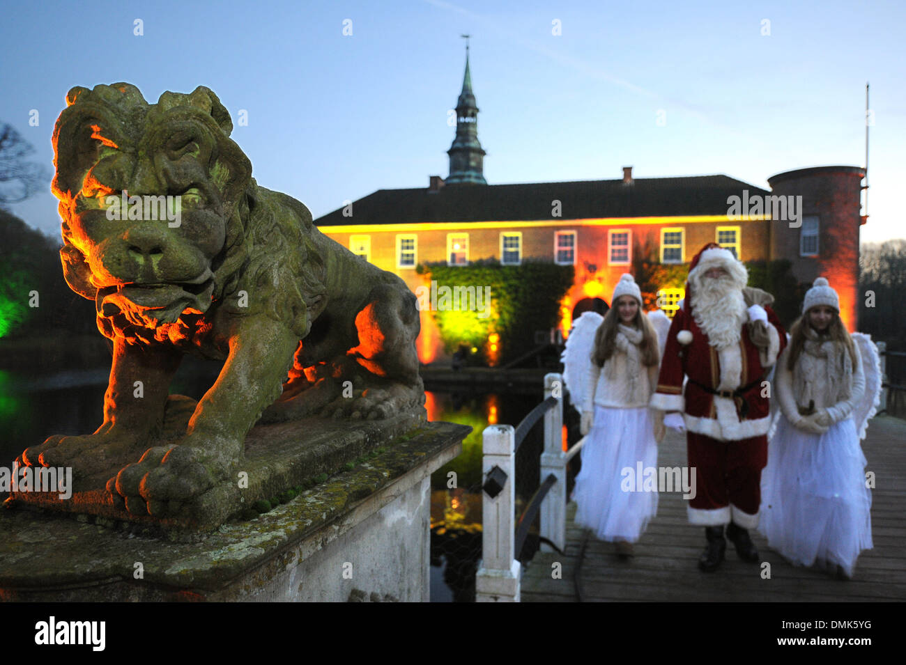 Hage, Germany. 13th Dec, 2013. Costumed as angels Henriette (L) and ...