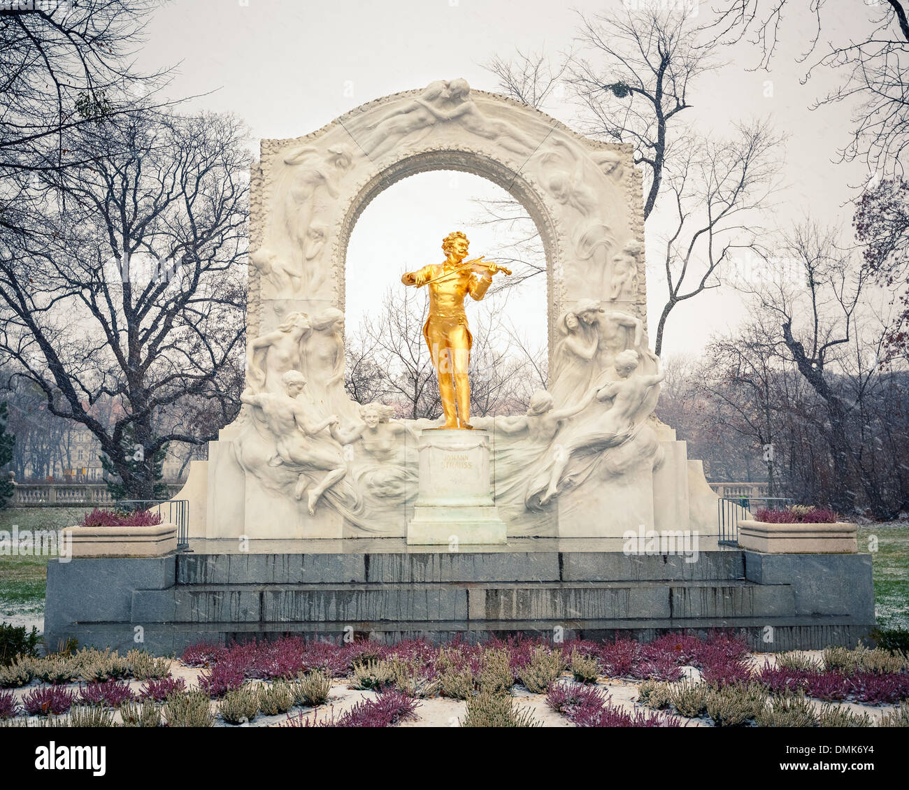 Golden statue of strauss hi-res stock photography and images - Alamy