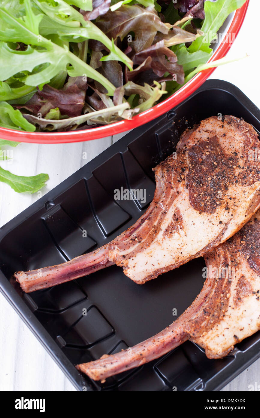 Black ready meal tray hi-res stock photography and images - Alamy