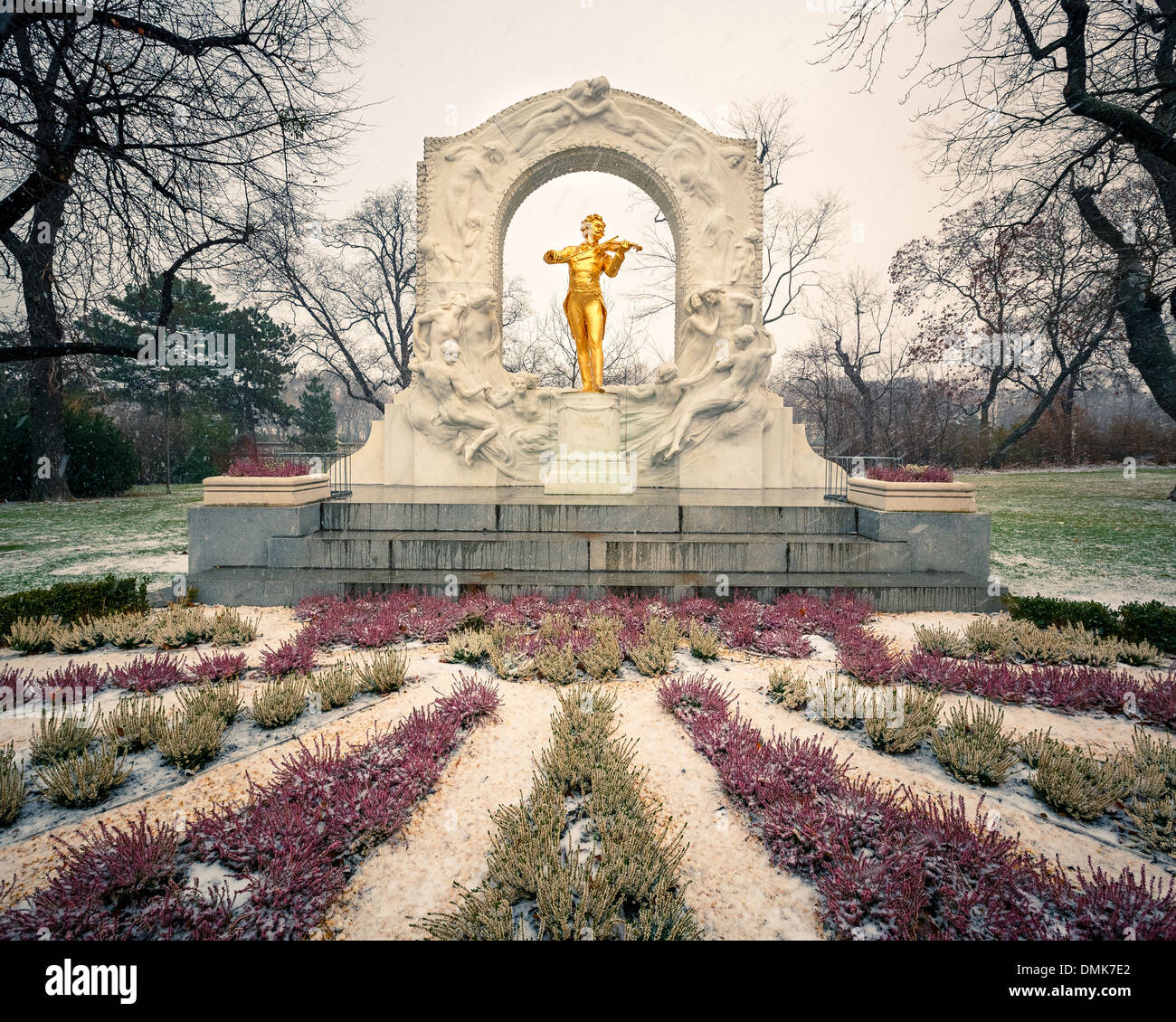 Golden statue of strauss hi-res stock photography and images - Alamy
