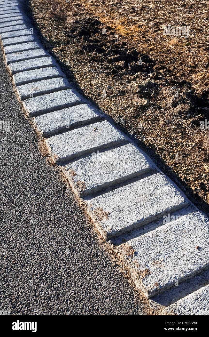 Roadside concrete edging strip hi-res stock photography and images - Alamy