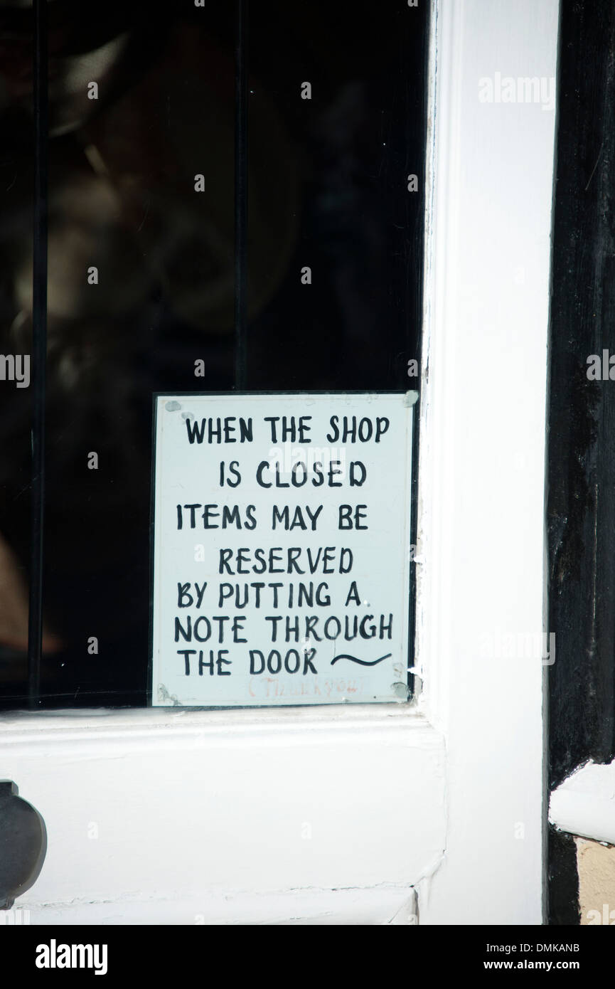 Note on door hi-res stock photography and images - Alamy