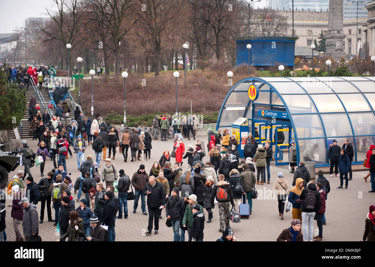 Crowd in subway hi-res stock photography and images - Alamy