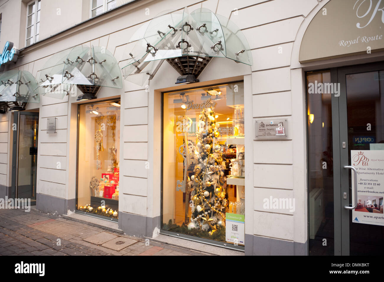 xmas tree with golden chains in shop window Stock Photo - Alamy
