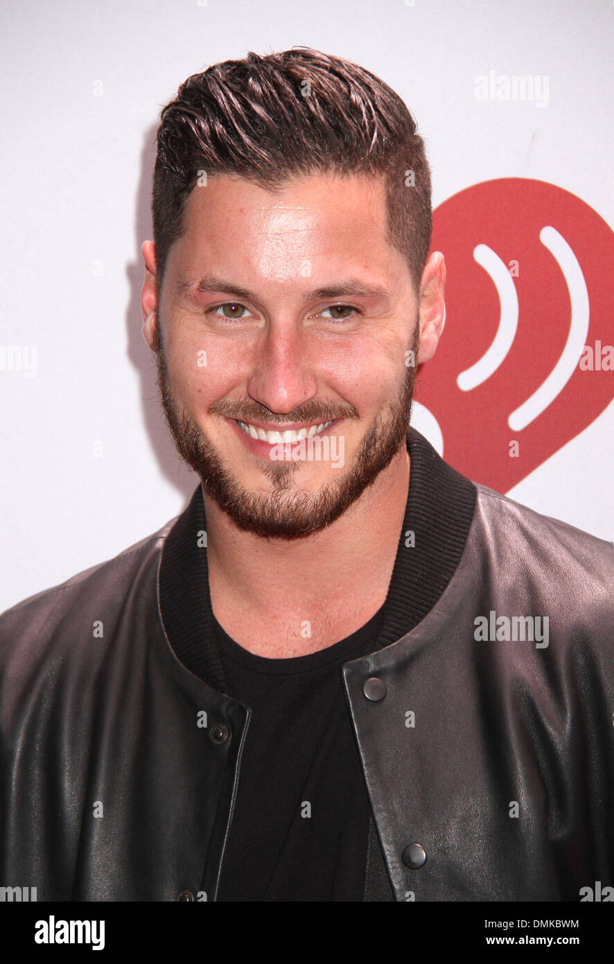 Danica Mckellar And Val Chmerkovskiy Kissing