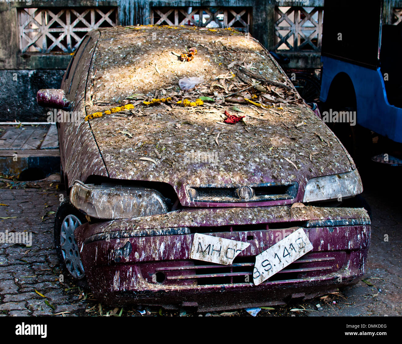 A car covered in debris in Mumbai, India Stock Photo - Alamy
