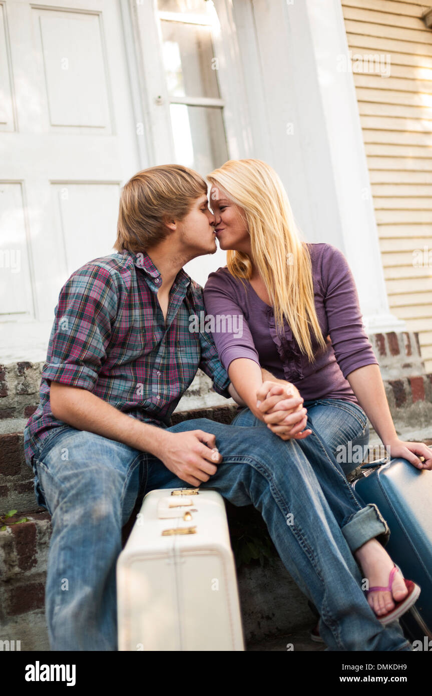 Teenagers couple kissing hi-res stock photography and images - Alamy