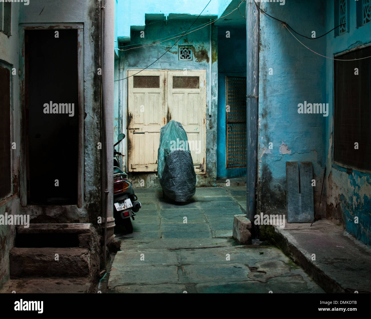 Covered alleyway hi-res stock photography and images - Alamy