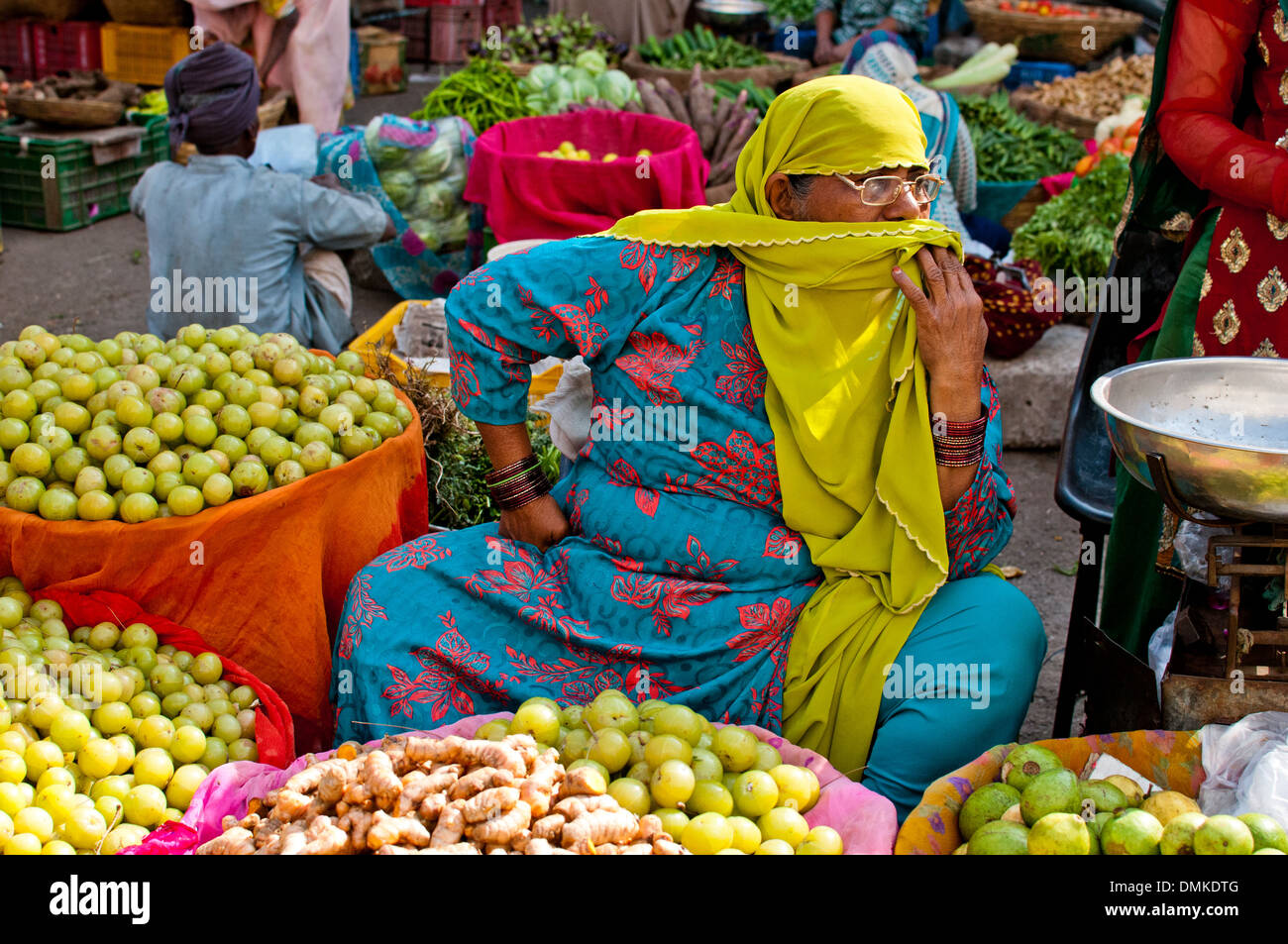 A woman selling vegetables at a farmers market in India Stock Photo - Alamy
