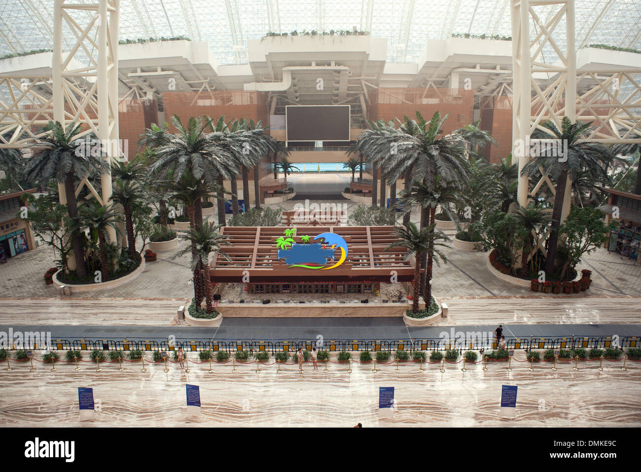 Lobby of mall hi-res stock photography and images - Alamy