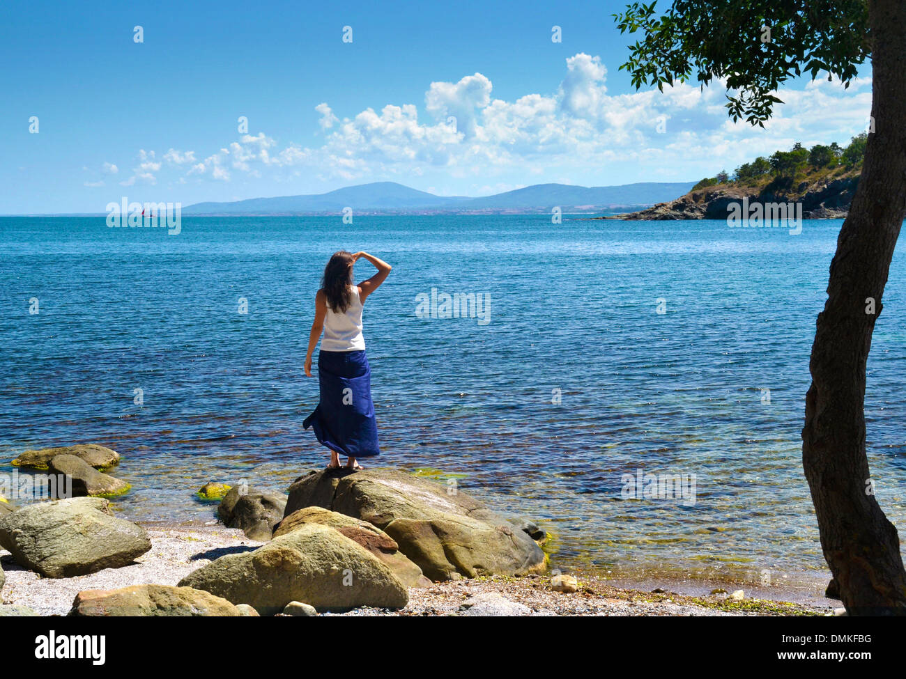 Girl looking long distance hi-res stock photography and images - Alamy
