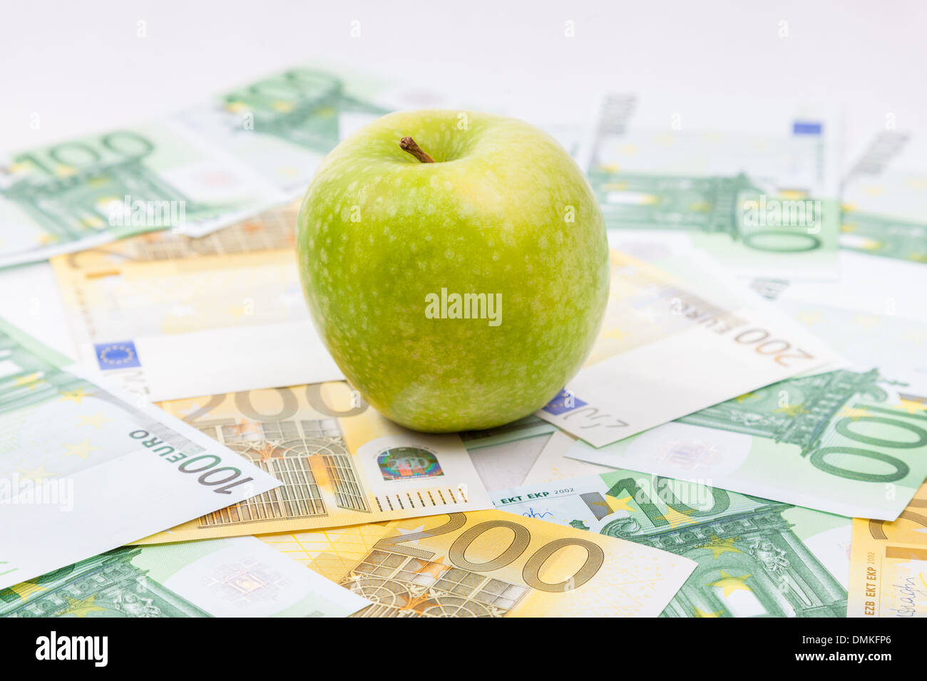 Green euro symbol hi-res stock photography and images - Alamy