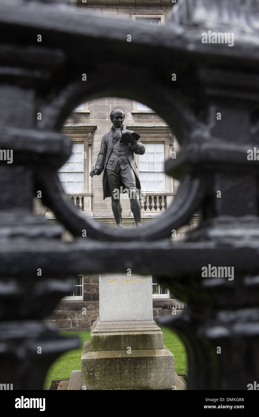 STATUE OF THE IRISH WRITER OLIVER GOLDSMITH IN FRONT OF TRINITY COLLEGE ...
