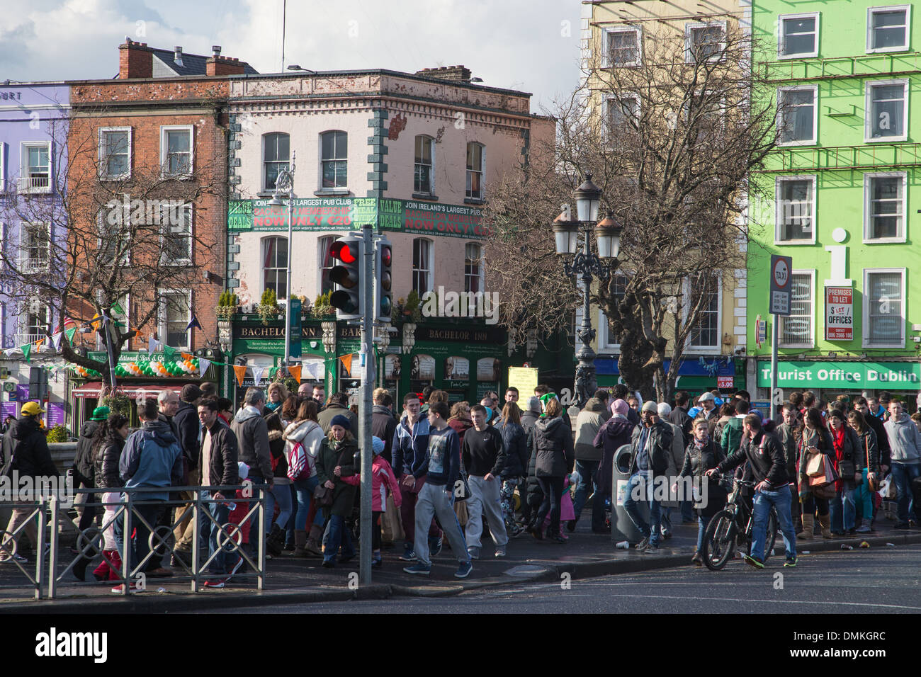 Crowds on oconnell street hi-res stock photography and images - Alamy