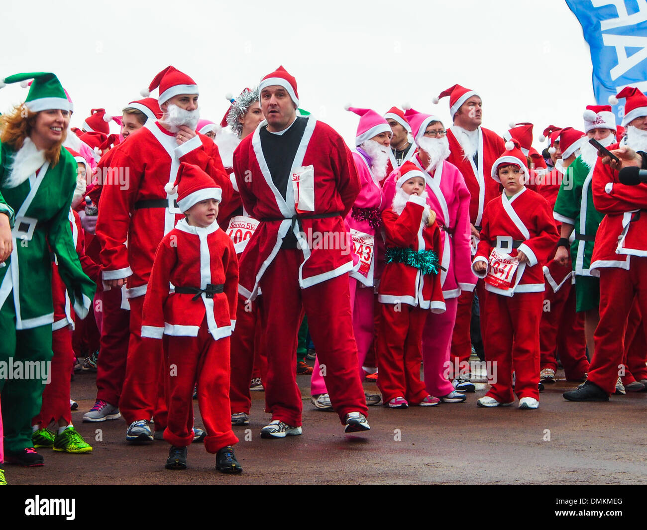 Santa costume run hi-res stock photography and images - Alamy