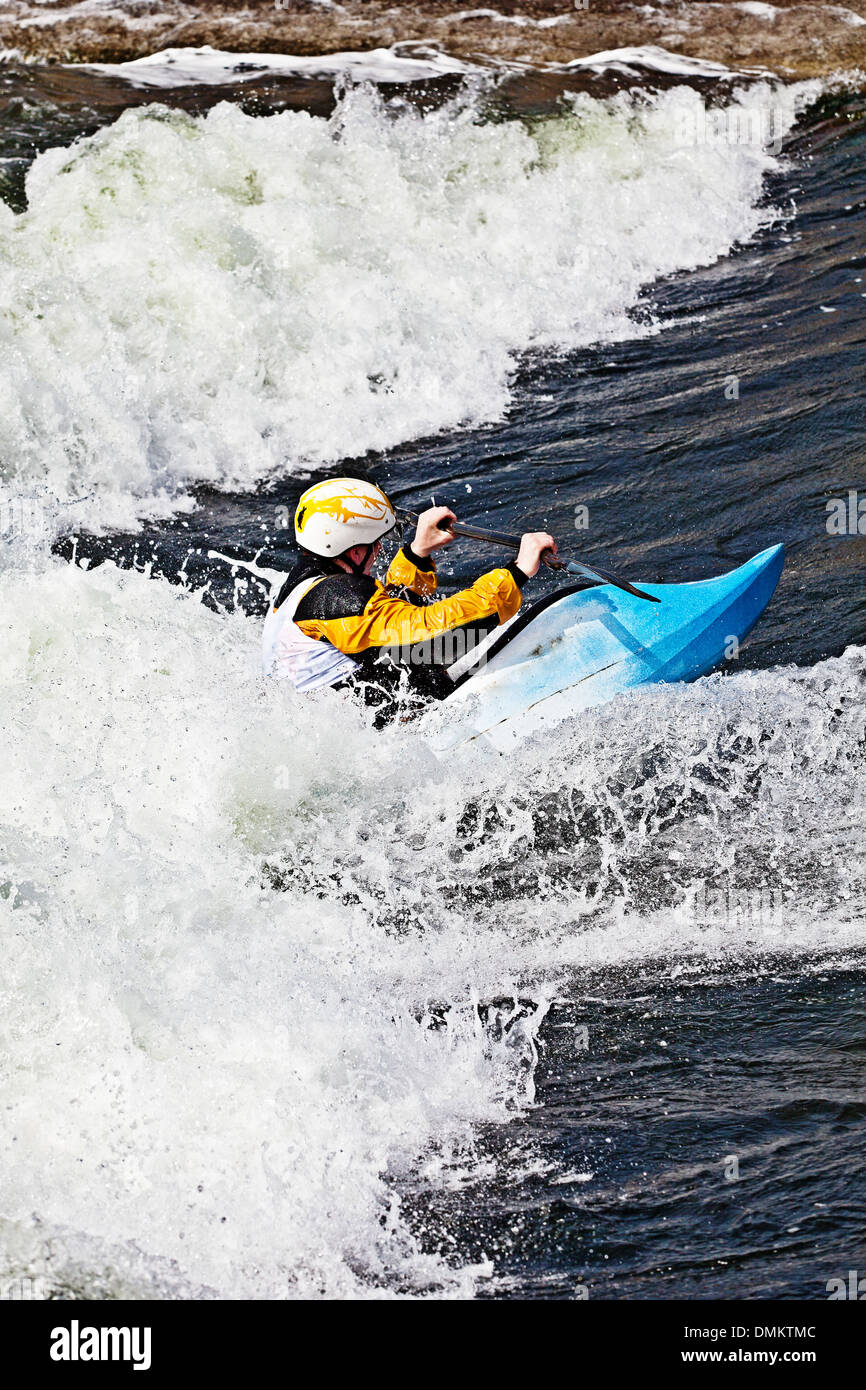 Freestyle whitewater rodeo kayaker hi-res stock photography and images ...