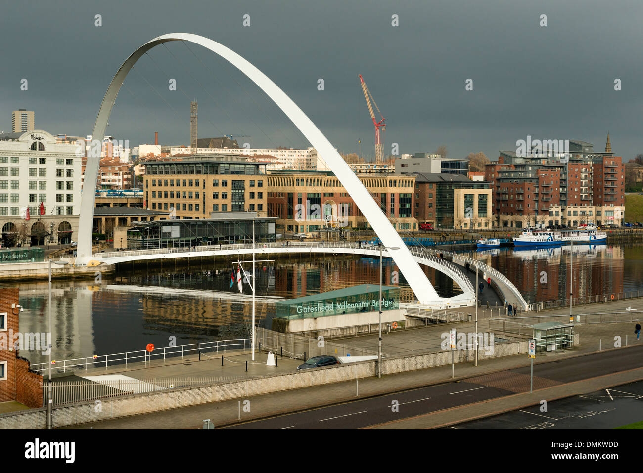 Gateshead millennium bridge over river tyne newcastle upon tyne tyne hi ...