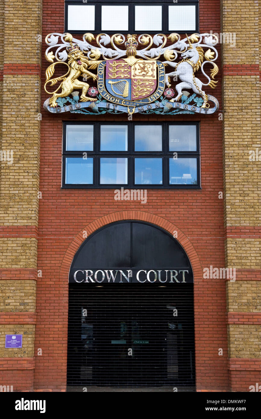Royal coat of arms crown court hi-res stock photography and images - Alamy