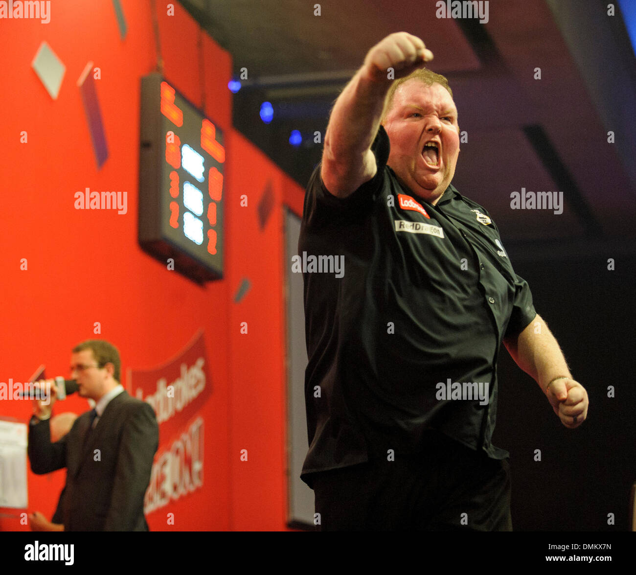 John henderson darts hi-res stock photography and images - Alamy